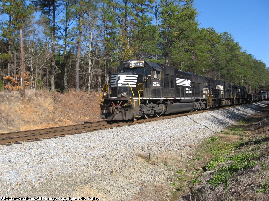 WB freight #173 works hard through the eastern Alabama hills